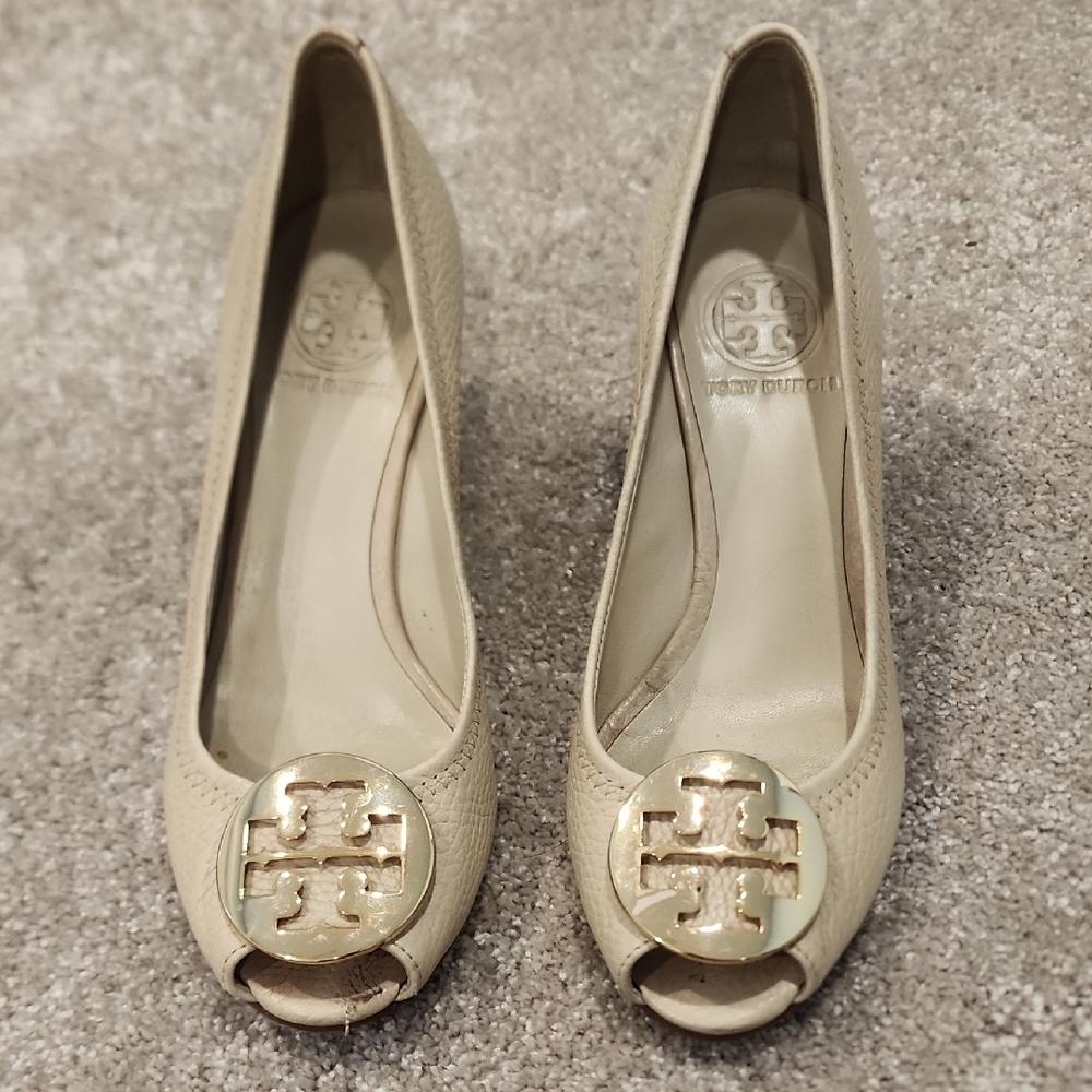 Tory Burch Cream Heels With Gold Logo - Gem